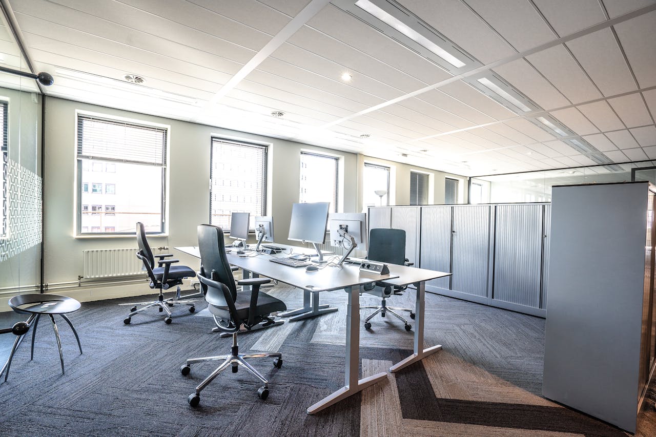 Mobilvæg i stål - den elegante rumdeler til det moderne kontor ...